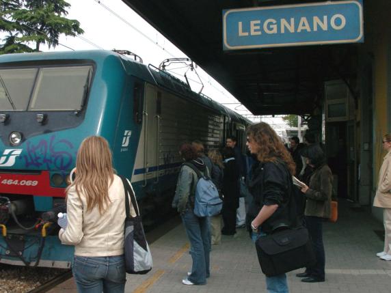 Legnano, 26enne peruviano travolto e ucciso dal treno per Milano. Confermato l'incidente: stava ...