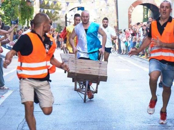 Grosseto, rivolta degli animalisti contro il «palio delle rane ...
