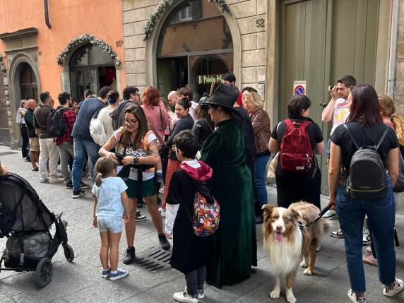 Harry Potter a Bergamo, centinaia di maghetti in fila in via Pignolo ...