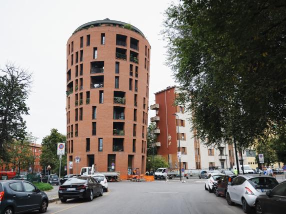 Via Paravia a Milano, «linea di confine» a San Siro: qui emarginazione ...