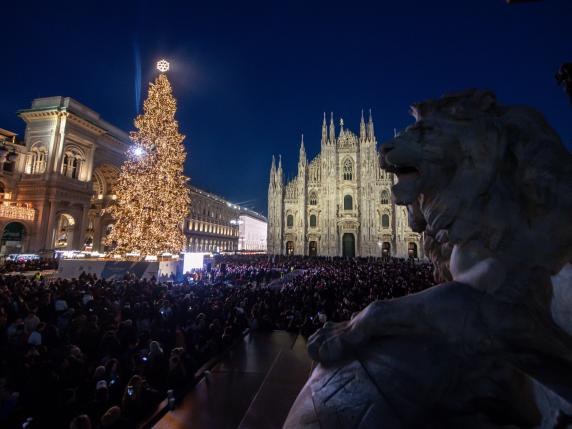 Milano, acceso l'albero di Natale in piazza Duomo: 100 mila luci e 300 ...