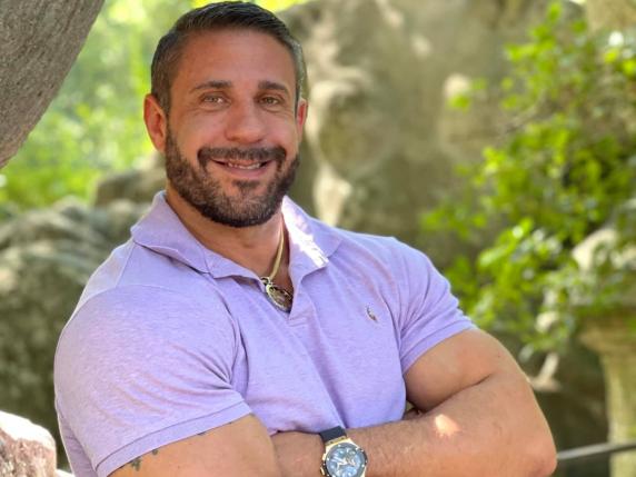 Il prof (senza contratto) ed ex pornostar Ruggero Freddi «licenziato ...