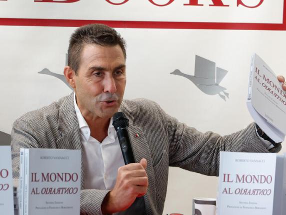 Il generale Vannacci a Verona, ex leghisti filo-Putin e ultracattolici ...