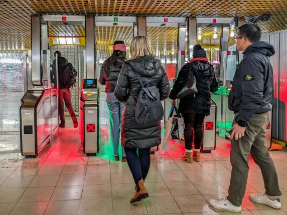 Milano, i furbetti battono il «super tornello» di San Donato: ecco come ...