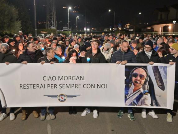 Morgan Algeri morto nel lago di Como, 300 persone alla fiaccolata con i ...
