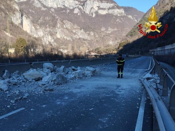 Frana sulla Valsugana, pioggia di massi grandi come furgoni: statale e ...