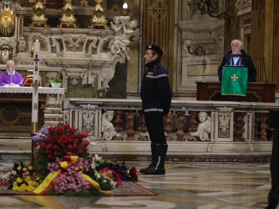 Enzo Moscato, folla commossa ai funerali nella chiesa di San Ferdinando ...