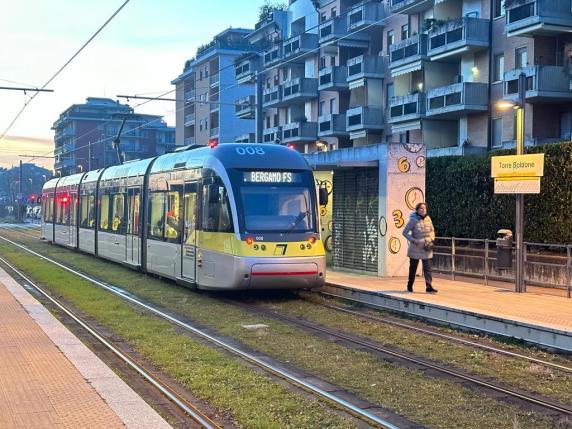 Torre Boldone, allarme spray urticante sul tram con un centinaio di ... Torre Boldone, allarme spray urticante sul tram con un centinaio di ...