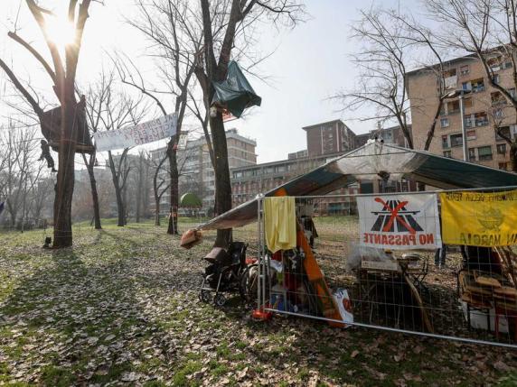 Bologna, attivisti sugli alberi con le tende nelle notti del parco Don ...