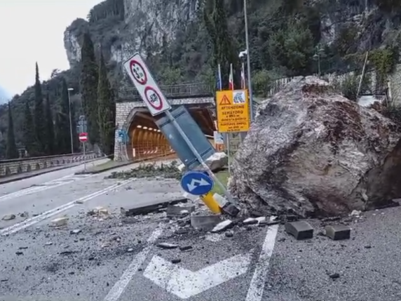 Frana sulla Gardesana, un episodio al mese. Confesercenti: «Massi ...