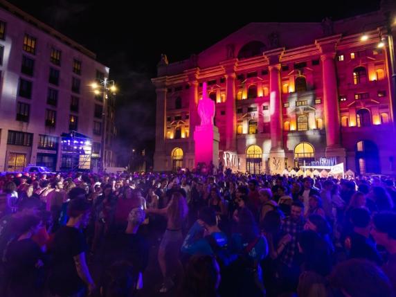 Le feste del Fuorisalone 2024: la guida a concerti, aperitivi, performance | Corriere.it