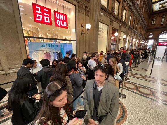 Uniqlo apre a Roma: fila di clienti già dal mattino nella galleria ...