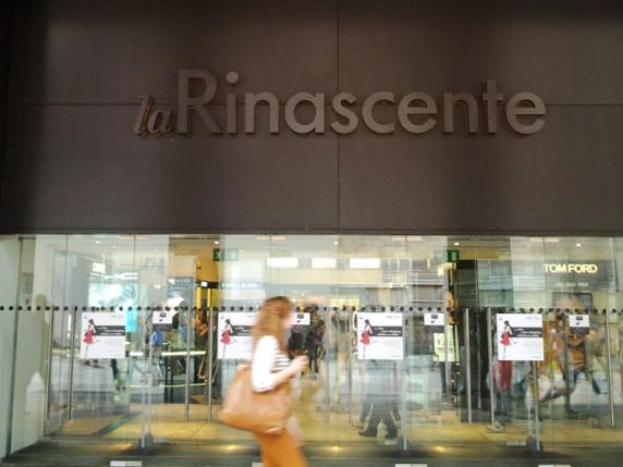 Milano, furto alla Rinascente, rubano uno zaino e una borsa per 4 mila ...