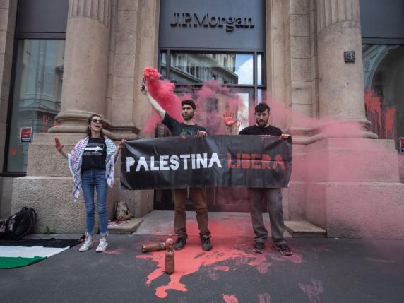 Attivisti di «Palestina libera» e «Ultima generazione» imbrattano con ...