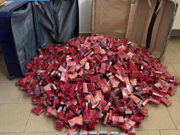 Milano, scoperto con 1.500 pacchetti di sigarette nei trolley ...