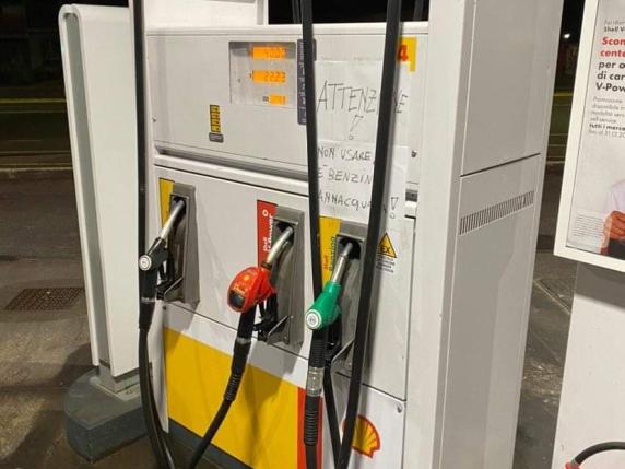 Firenze, errore di rifornimento alla pompa: la benzina «annacquata» fa strage di auto e moto a ...