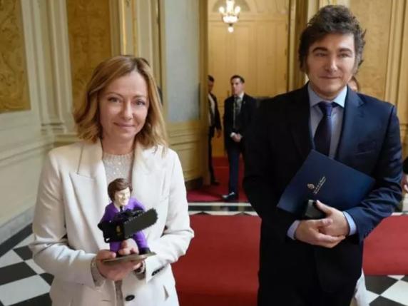 Il regalo di Milei a Meloni: una statuetta con la sua effigie che ...