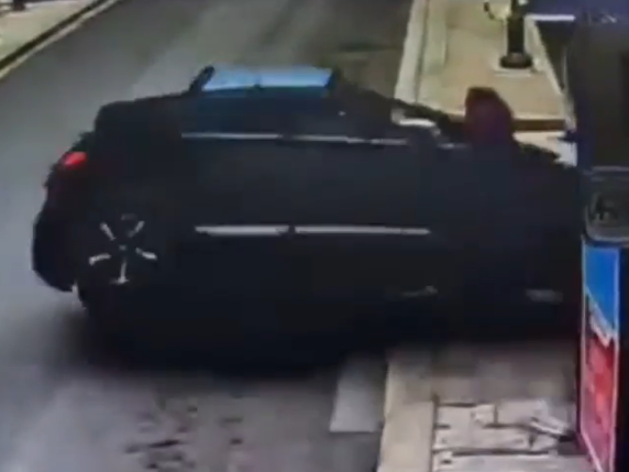 Cerignola, scende dall'auto e viene travolta: donna con la stampella ...