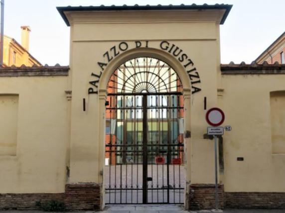 Ferrara, madre uccise il figlio soffocandolo: in appello pena ridotta a ...