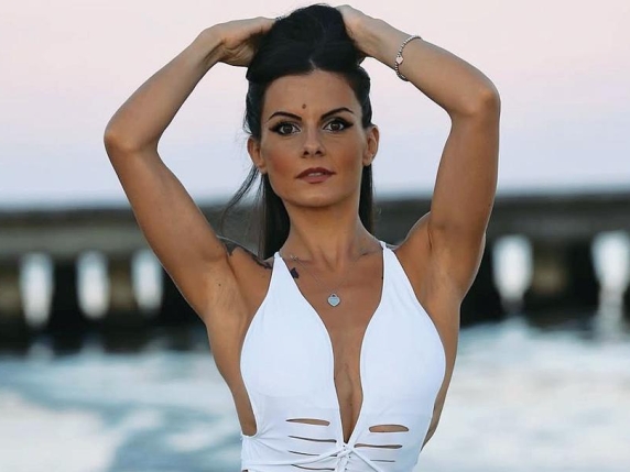 Elena Maraga, passa alle vie legali la sexy maestra: «Denuncio il papà del mio ex alunno, ha ...