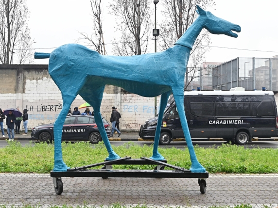 «No ai Cpr», a Torino la statua del Marco Cavallo: negli anni Settanta ...