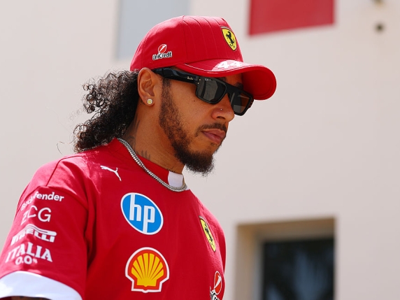 Lewis Hamilton, hair look inedito in Bahrain: capelli sciolti e ricci ...