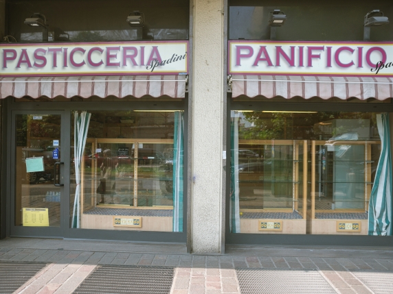 Milano, il panificio Spadini di corso Lodi chiude dopo 43 anni: Elena e ...