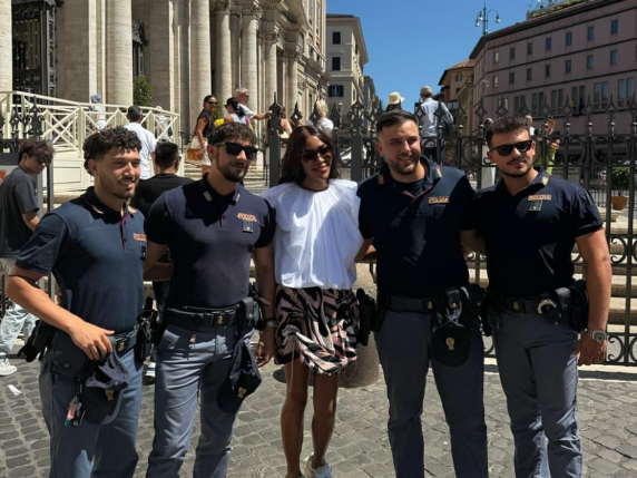 Roma, la top model Naomi Campbell in visita alla tomba di papa ...