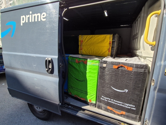 Amazon, una giornata a Milano con un corriere durante il Prime day ...
