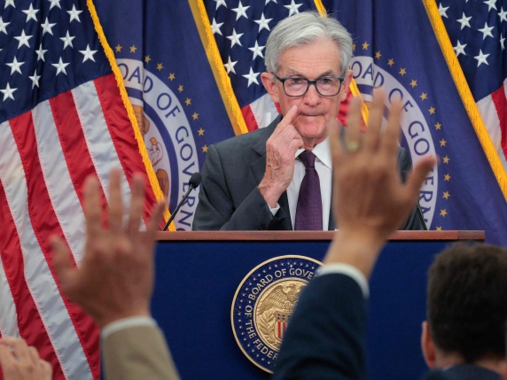 Powell non cede, tassi Usa invariati. Trump attacca: è sempre in ...