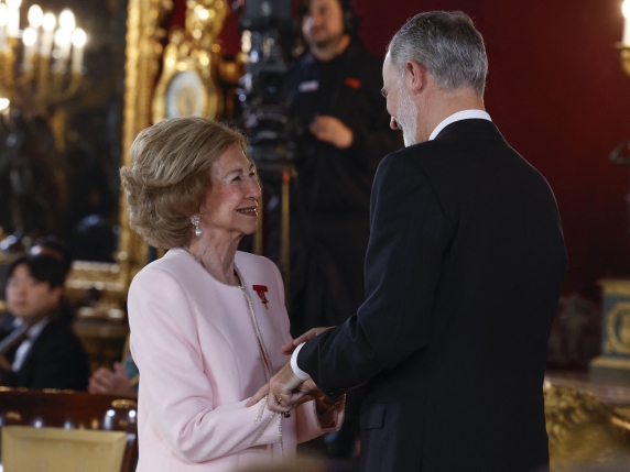 Re Felipe di Spagna ricorda 50 anni di monarchia e premia la regina Sofia: «Una vita di servizio ...