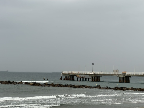 Marina di Massa, il pontile (semidistrutto) liberato dalla Guang Rong ...