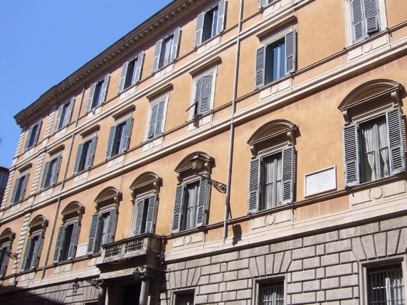 «Occhi spaccanti» entra nel «libro dell'anno Treccani 2025»: fra i ...