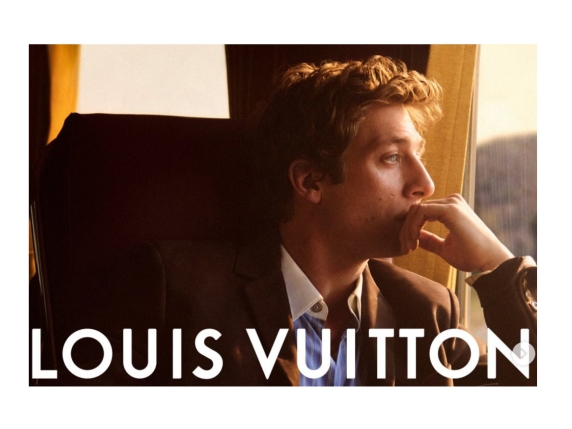 Louis Vuitton, Pharrell Williams mette in viaggio Jeremy Allen White e ...