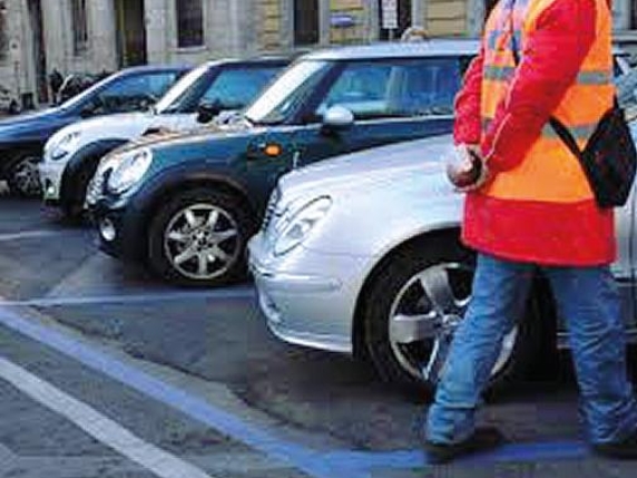 Sosta selvaggia a Roma, gli ausiliari Atac potrebbero multare le auto ...