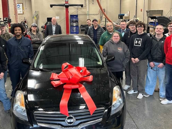 Gli studenti aggiustano auto usate per regalarle alle madri single ...