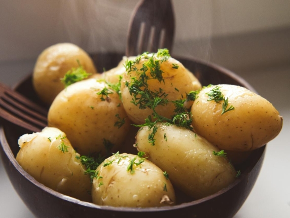 Patate bollite, come cucinarle alla perfezione: la ricetta (facile) del ...