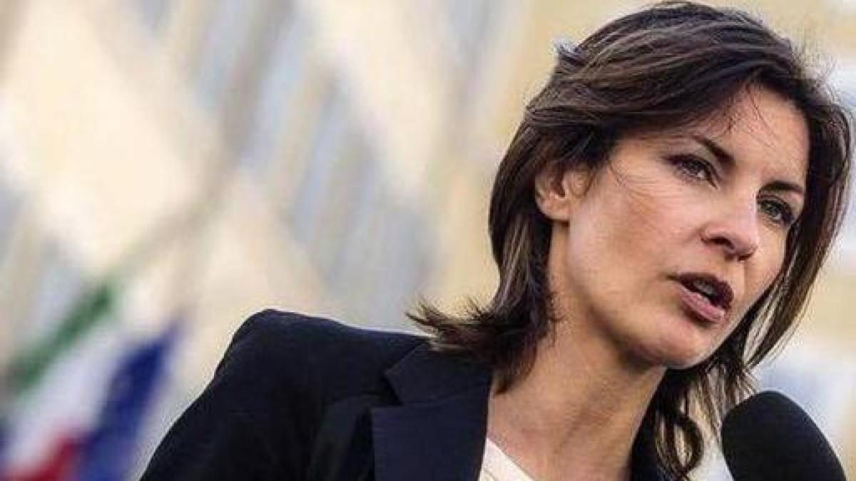 Chi è Alessandra Moretti: la carriera nel Pd, il look «da ...