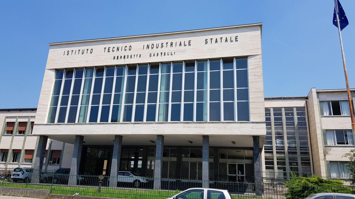 Striscione degli studenti di destra contro il preside dell'Itis ...