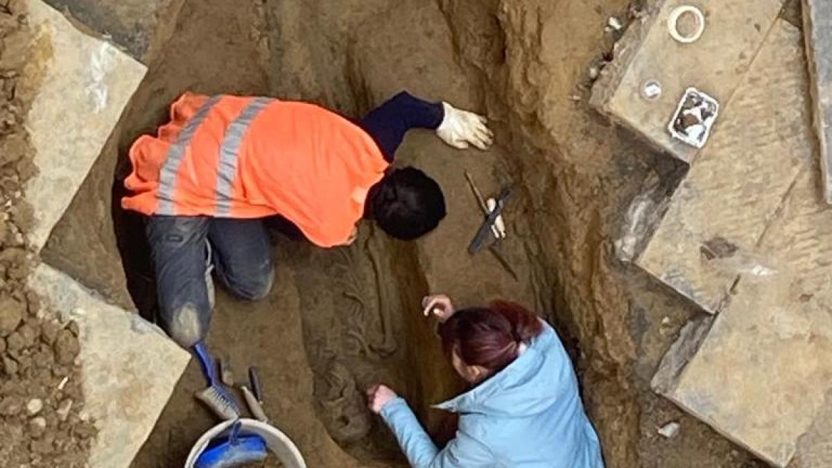 Siena, lavori per le tubature in centro: trovato scheletro medievale di ...