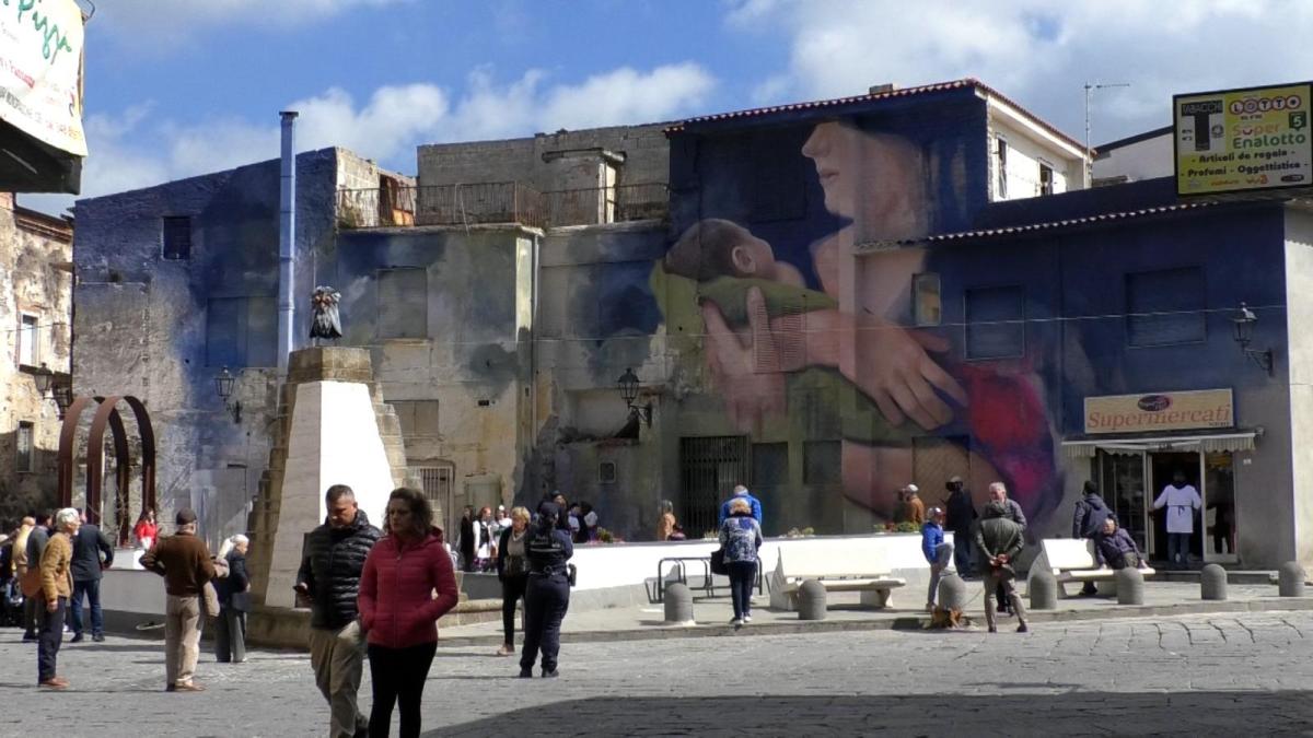 Mondragone, la Madonna Incaldana rivive (anche) su un murale | Corriere.it