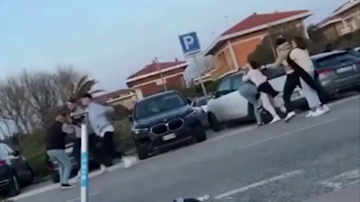 Rissa a Fregene a Pasquetta, è caccia al branco di picchiatori: la ...