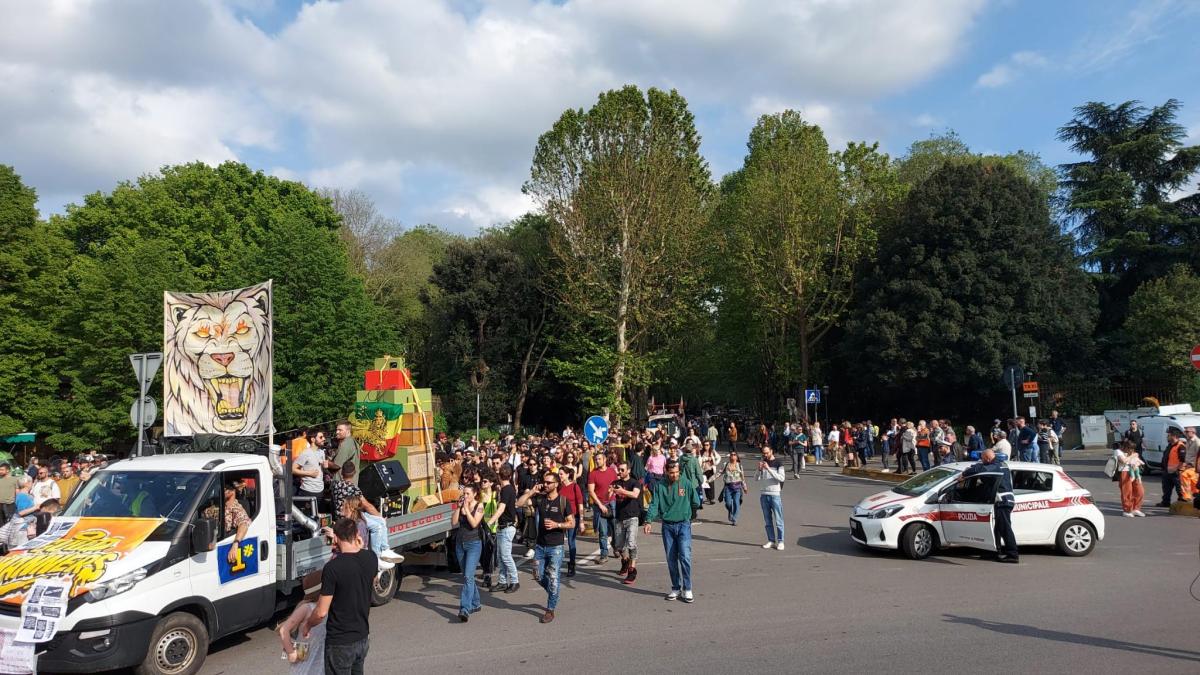 Street Rave Parade, in 5 mila per le vie di Firenze | Corriere.it