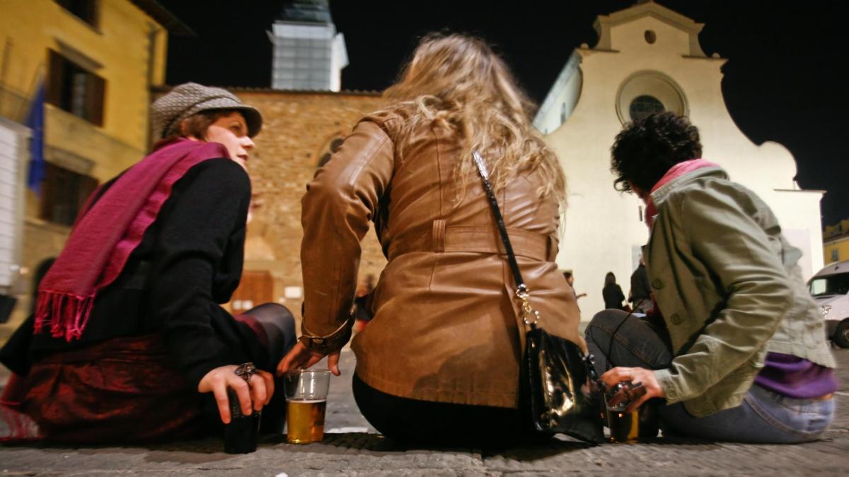 Alcol e droga, la sorpresa è il sorpasso delle adolescenti in Toscana | Corriere.it