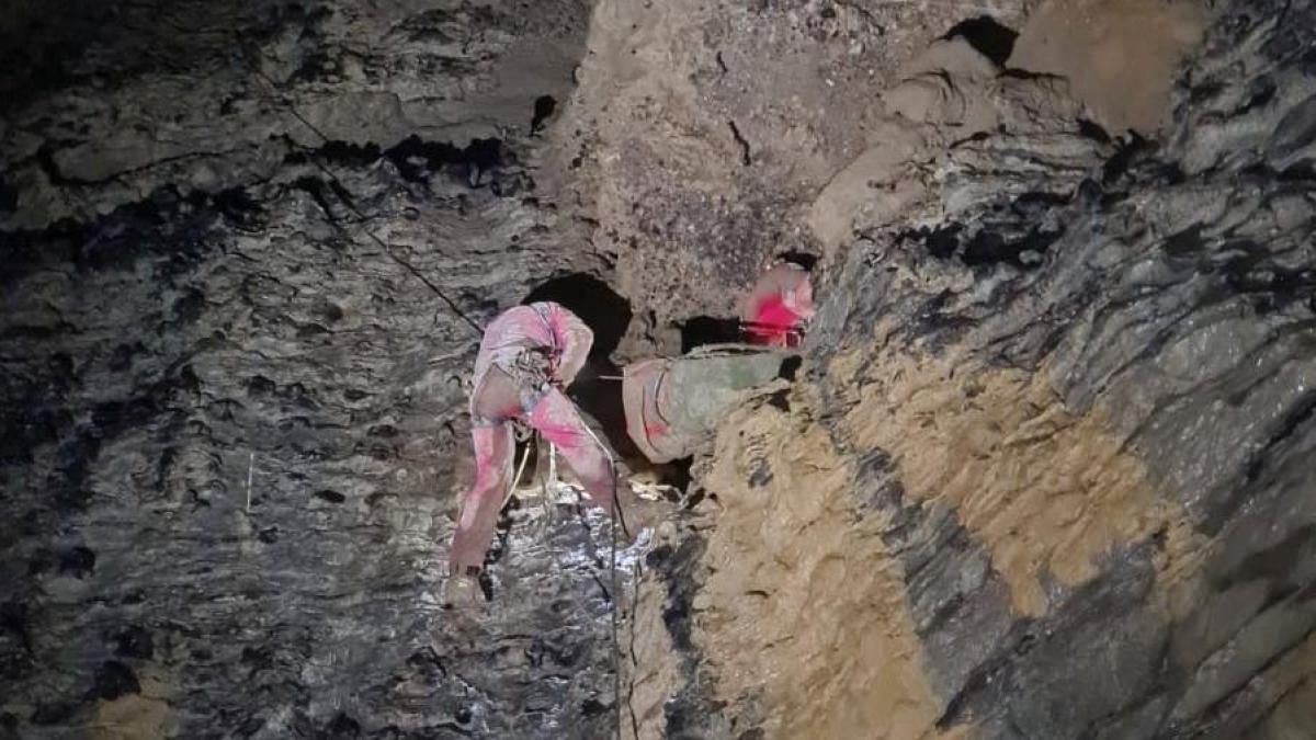 Ottavia Piana esce dalla grotta tra gli applausi. Il saluto col ...