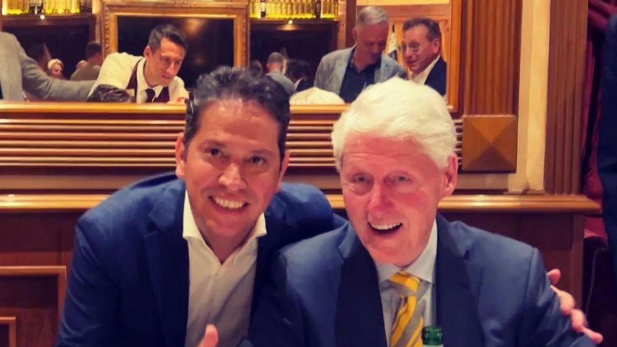 Roma, l'ex presidente Usa Bill Clinton è atterrato nella Capitale: cena ...