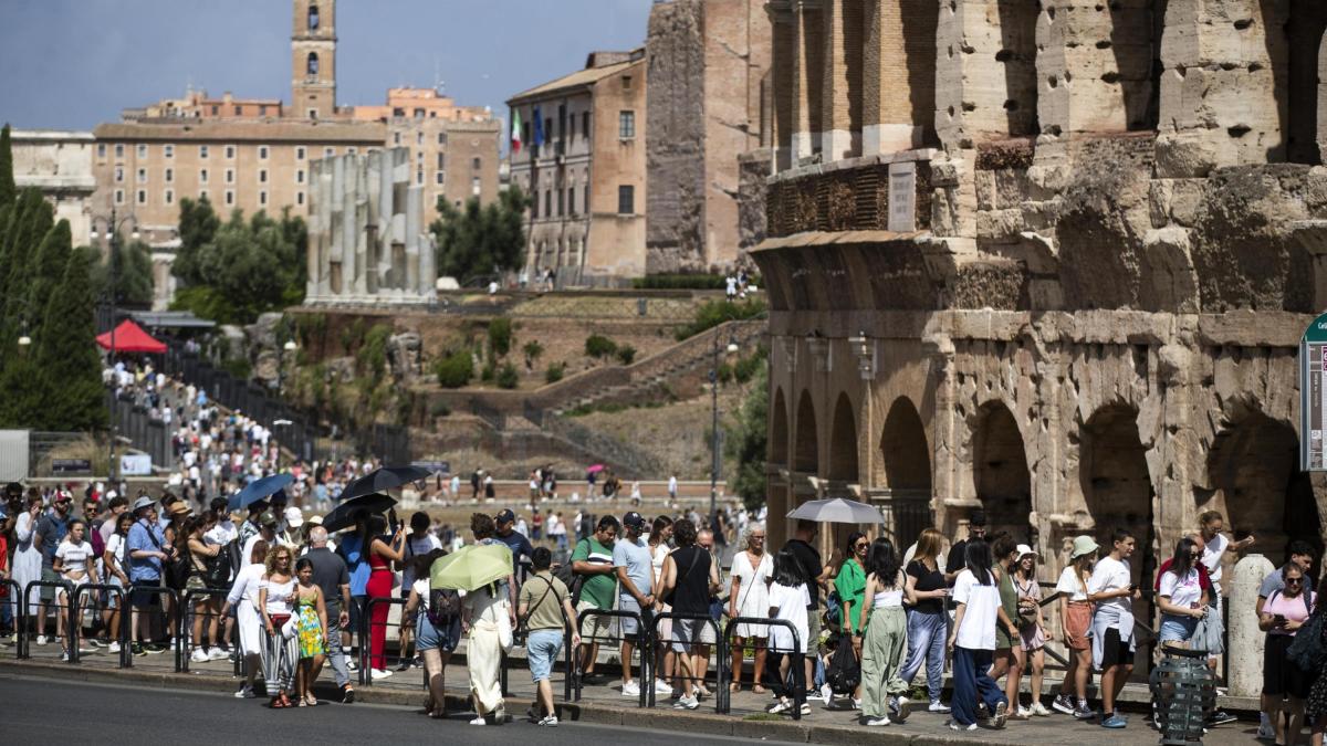 Turismo, a Ferragosto la Capitale in mano agli stranieri. E i romani ... Turismo, a Ferragosto la Capitale in mano agli stranieri. E i romani ...