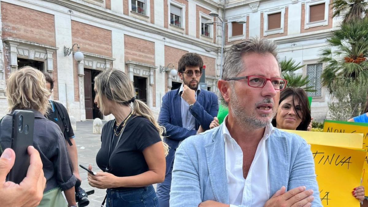 Borrelli, il deputato che posta migliaia di video ed è sempre live sui ...