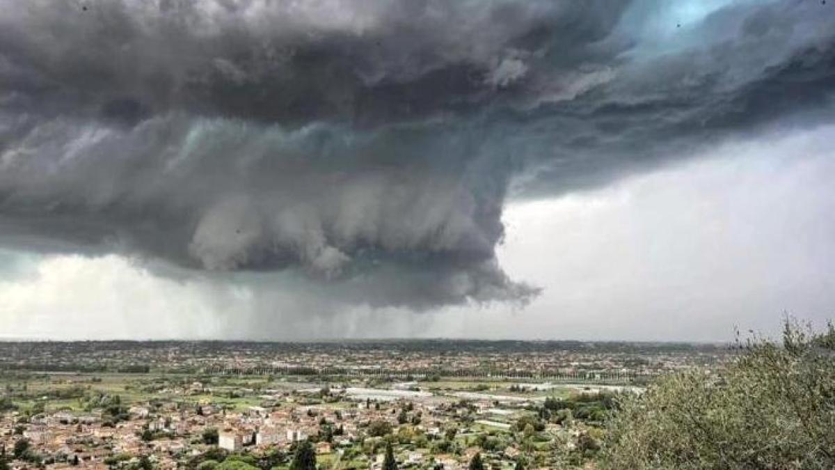 Marina di Pietrasanta, la foto della supercella temporalesca diventa ...