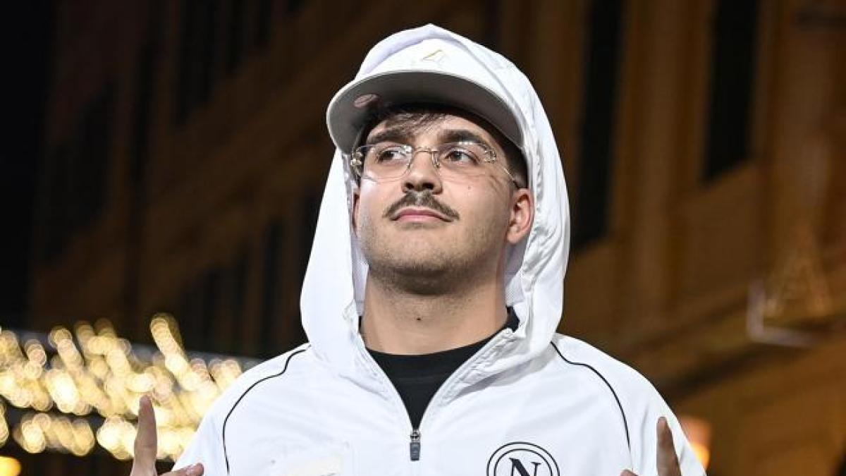 Geolier: «A Sanremo volevano coprirmi il logo del Napoli sulla tuta. Ma ...